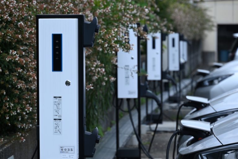 EV（電気自動車）の充電設備の設置費用はどのくらい？工事の流れ、別受電方式のメリット | EV Start Biz